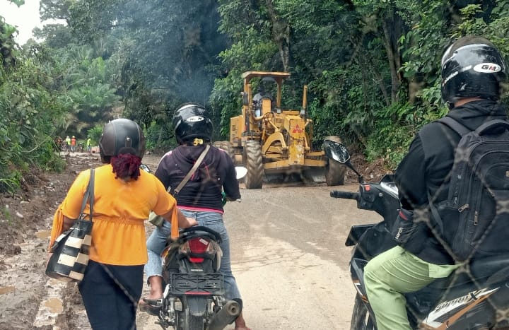 Alat Berat Hanya 2 Unit, Proyek Pekerjaan Jalan Sidas Simpang Tiga ...